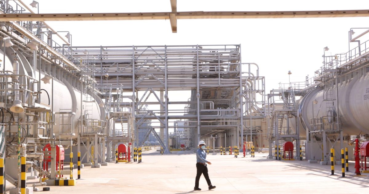 Ações da Saudi Aramco são negociadas em alta após oferta de ações ...