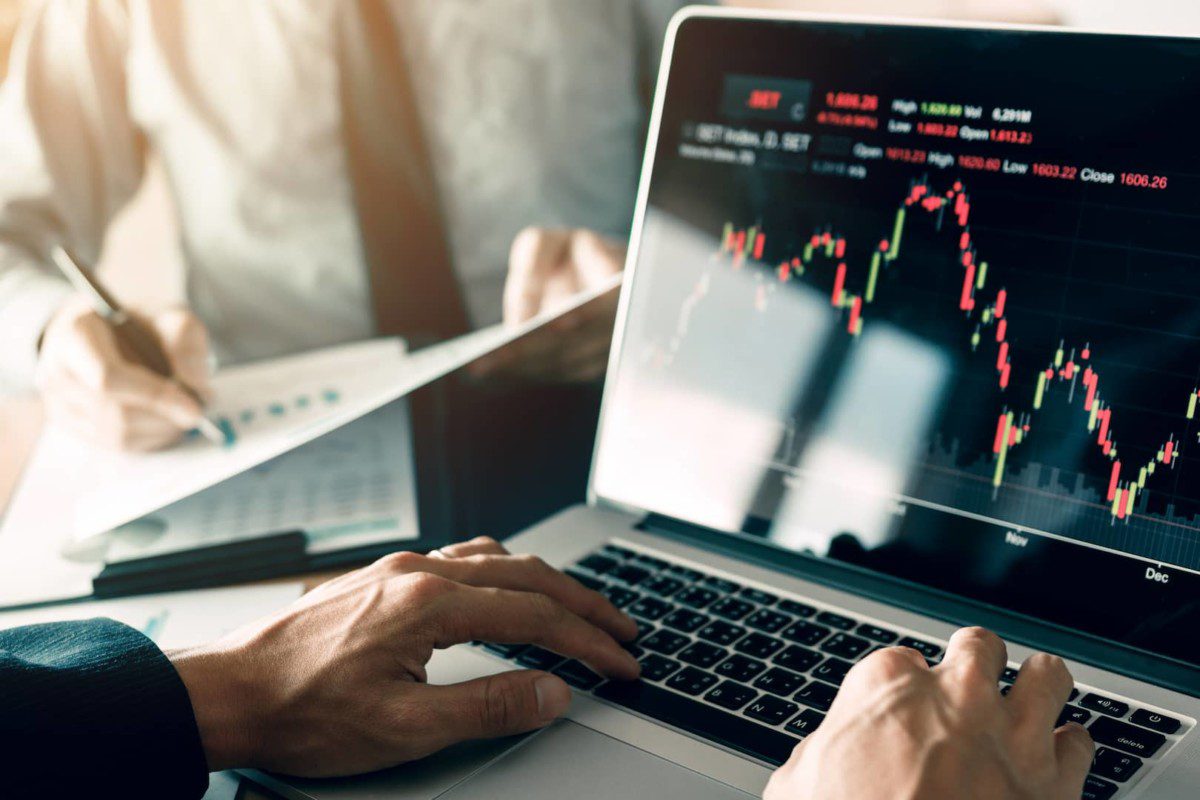 Swing trade: o que é e como funciona? | InvestNews