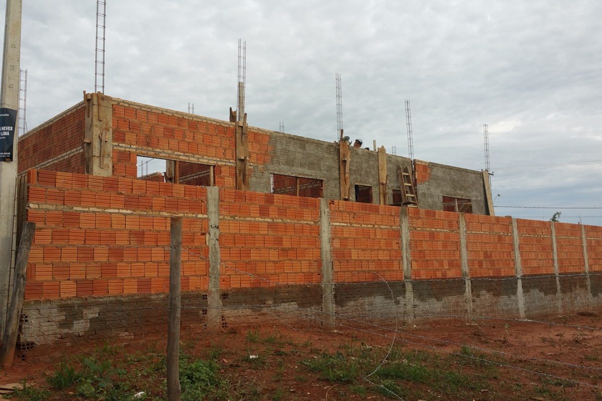 Tenho um lote e nele construí uma casa; como declarar no IR? | InvestNews