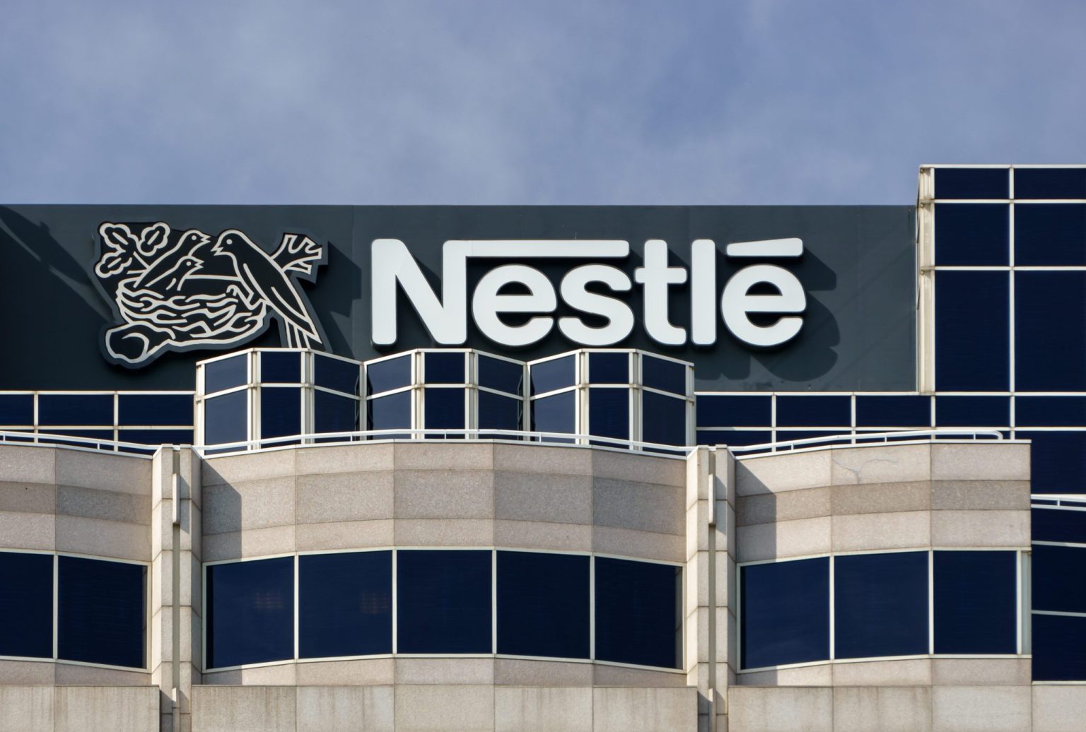 Nestlé coloca à venda negócio de águas de US$ 5,8 bilhões com Perrier e ...