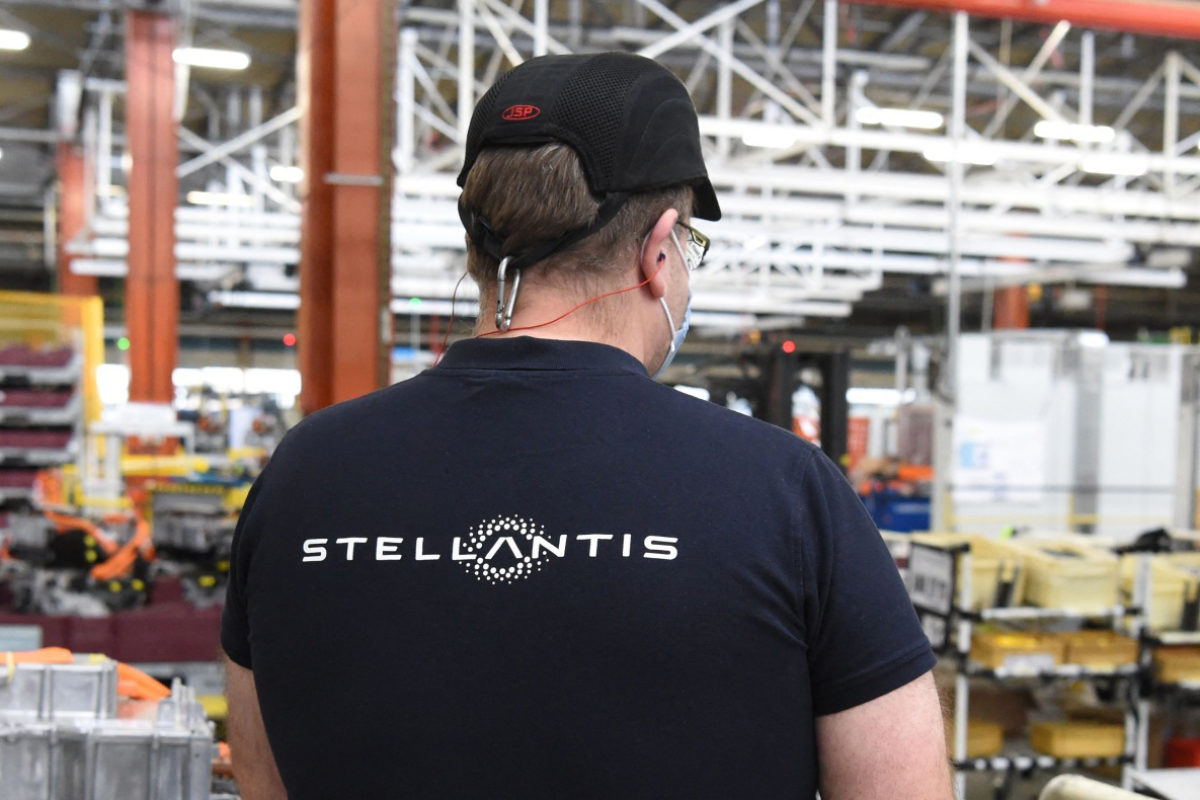 Stellantis anuncia contratação de 1.500 funcionários no Brasil em 2025 ...