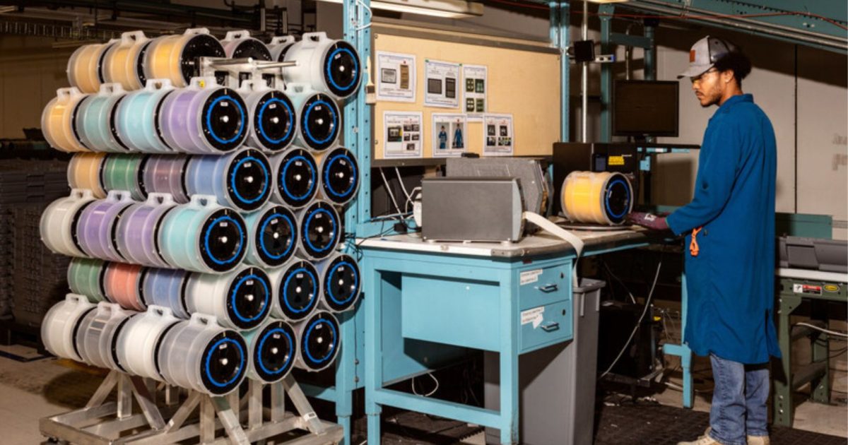 Como um fabricante de vidro que produziu lâmpadas para Thomas Edison se ...